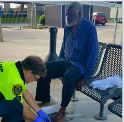 Police Officer Cleans Homeless Man’s Feet [video] - SafeGuardYourSoul